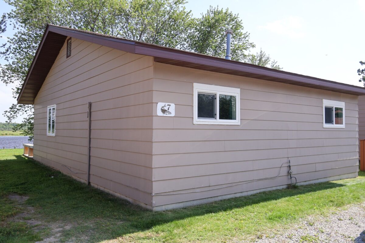 Riverside 3 Bedroom Cabins (#6-9) - Border View Lodge