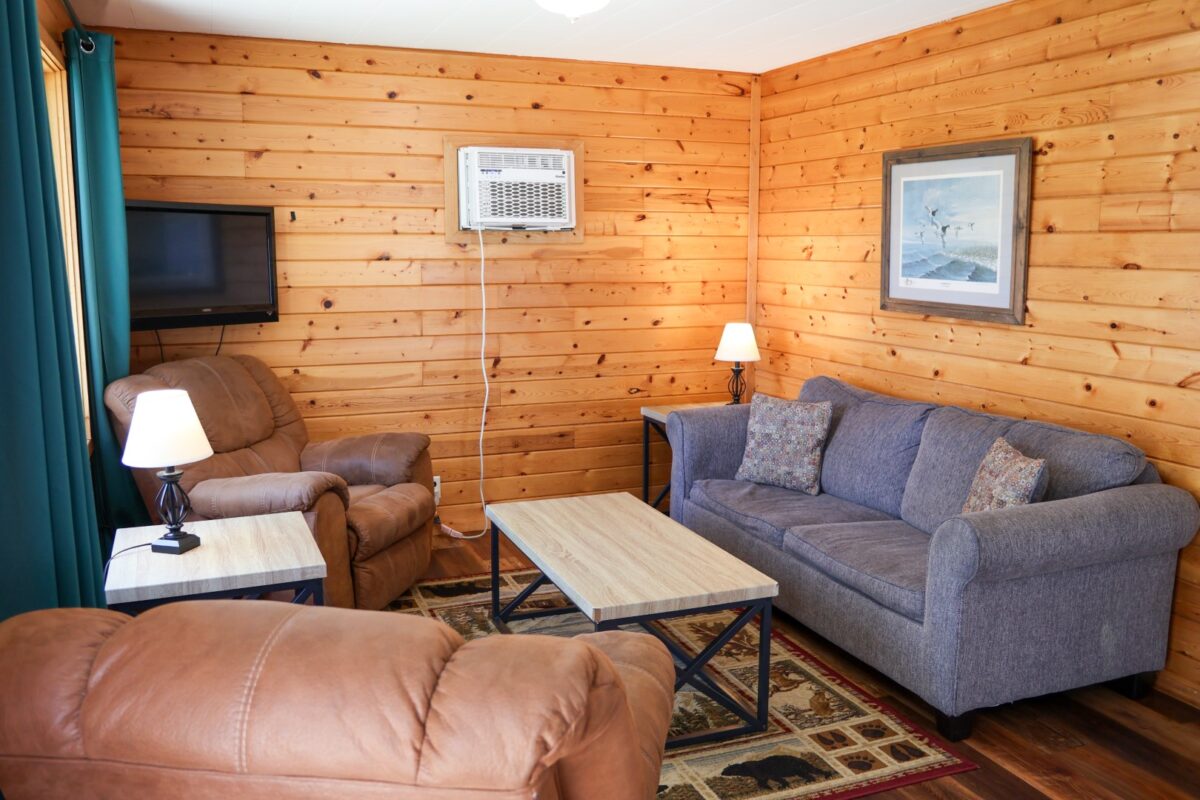 Riverside 3 Bedroom Cabins (#6-9) - Border View Lodge