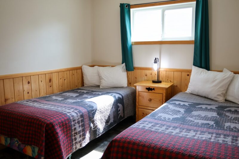 Riverside 3 Bedroom Cabins (#6-9) - Border View Lodge