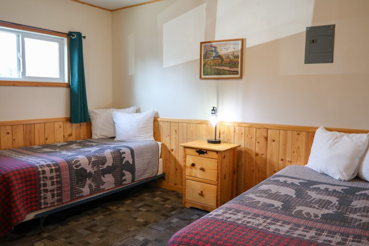 Riverside 3 Bedroom Cabins (#6-9) - Border View Lodge