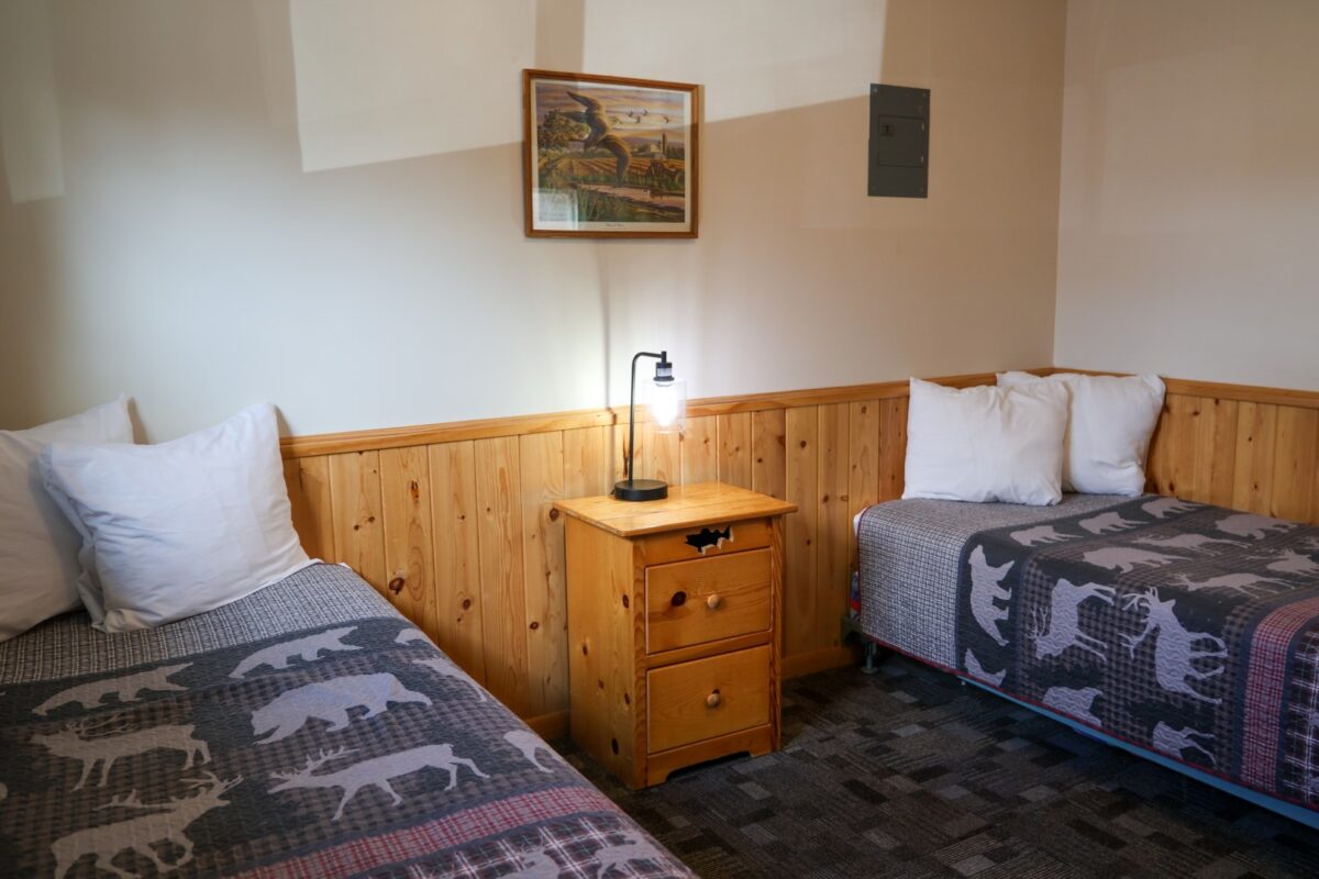 Riverside 3 Bedroom Cabins (#6-9) - Border View Lodge