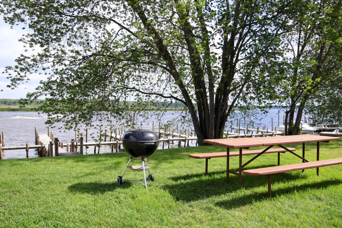 Riverside 3 Bedroom Cabins (#6-9) - Border View Lodge