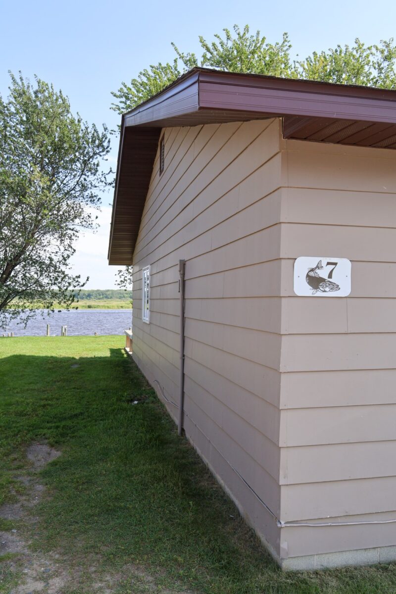 Riverside 3 Bedroom Cabins (#6-9) - Border View Lodge