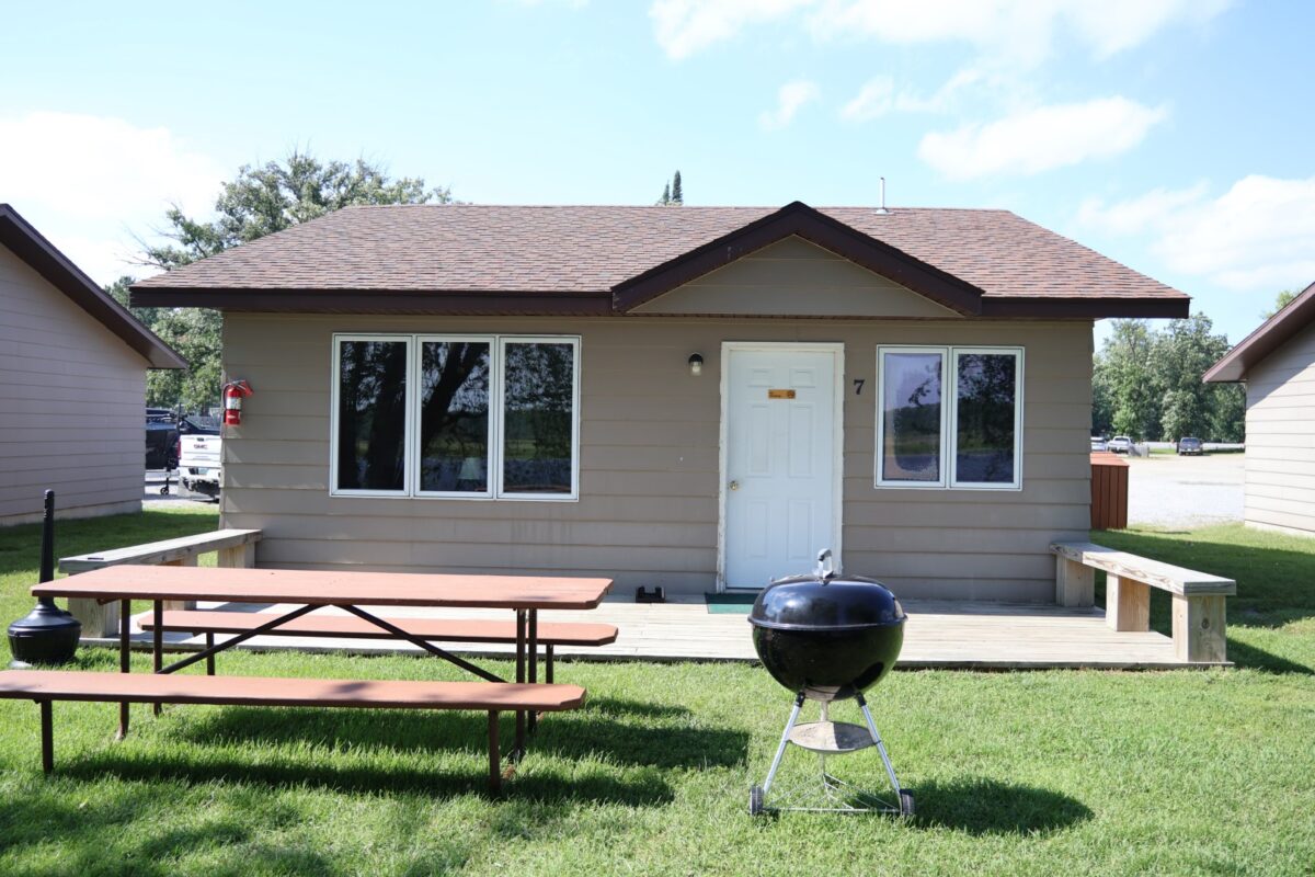 Riverside 3 Bedroom Cabins (#6-9) - Border View Lodge