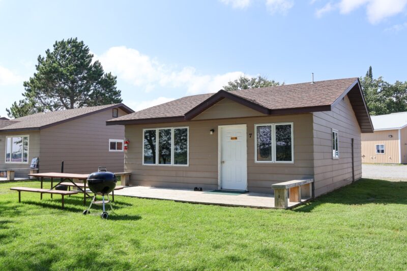 Riverside 3 Bedroom Cabins (#6-9) - Border View Lodge