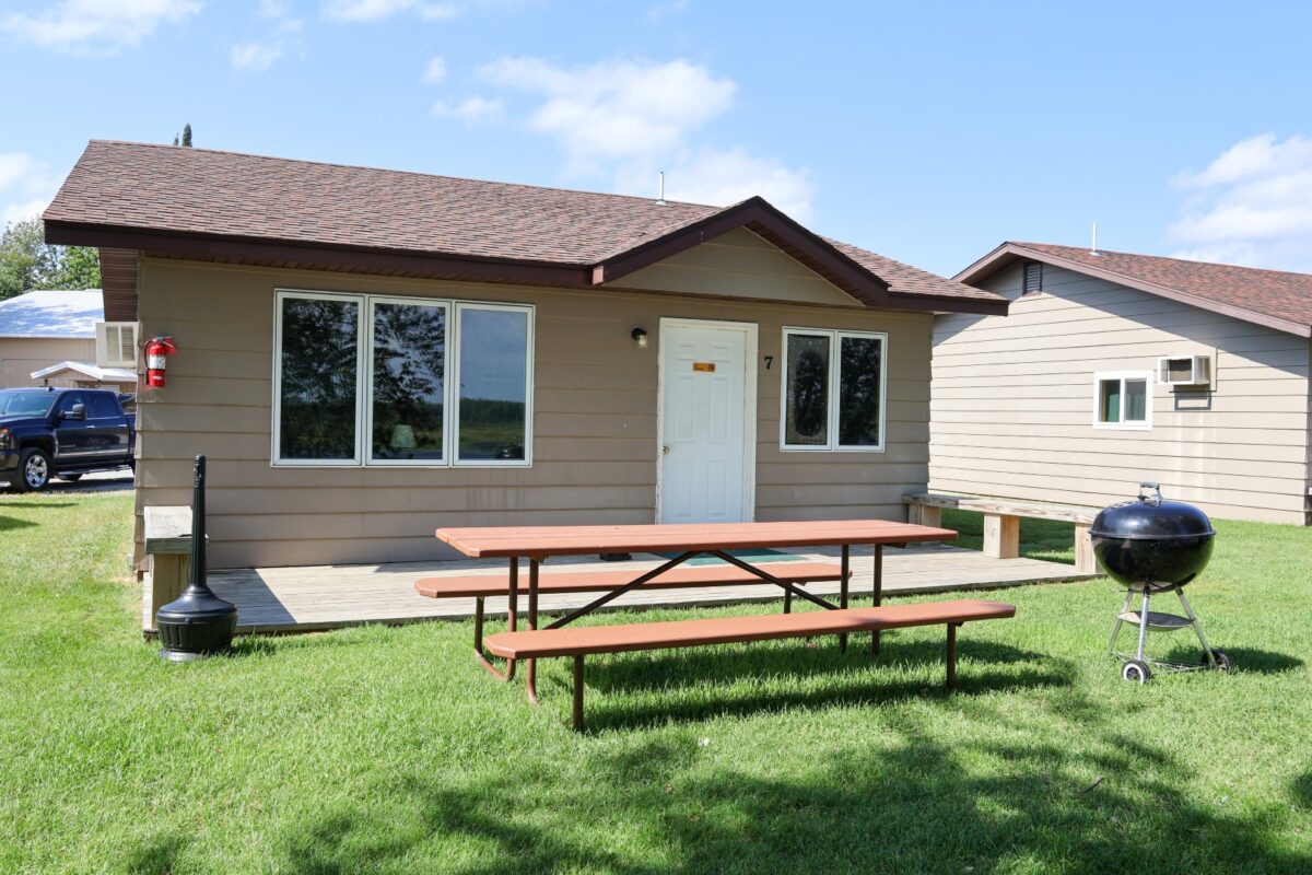 Riverside 3 Bedroom Cabins (#6-9) - Border View Lodge
